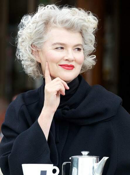Les Cheveux Blancs Cest Tendance Nos Conseils Et Idées De Coiffures