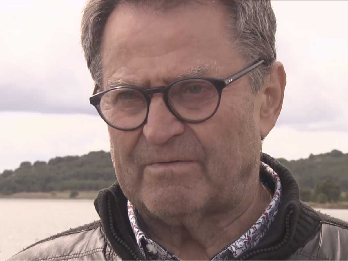 Gilles L Amour Est Dans Le Pre Mine Par Sa Relation A Distance Avec